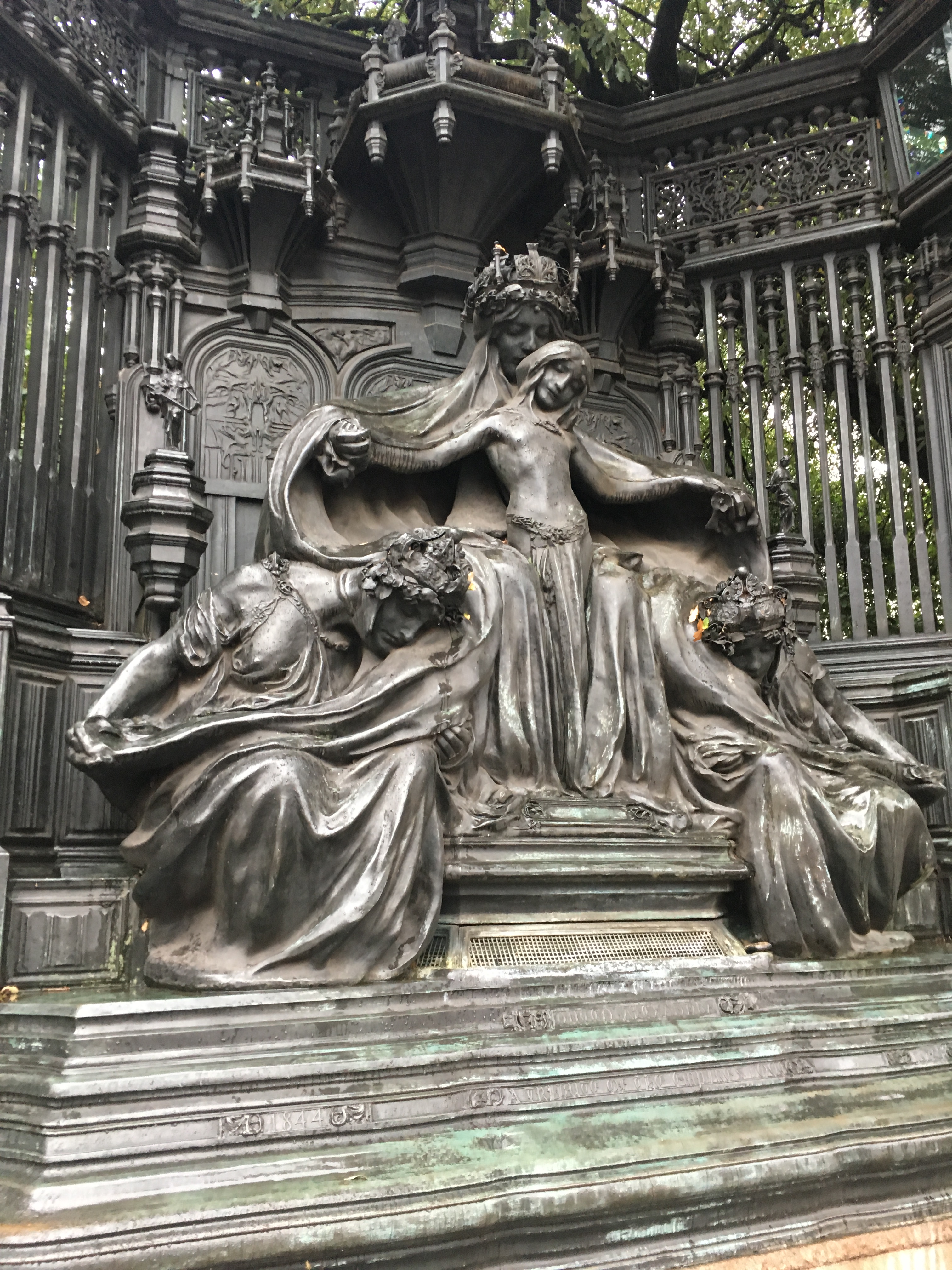 Queen Alexandra Memorial and the Mall – From one Heart to Another